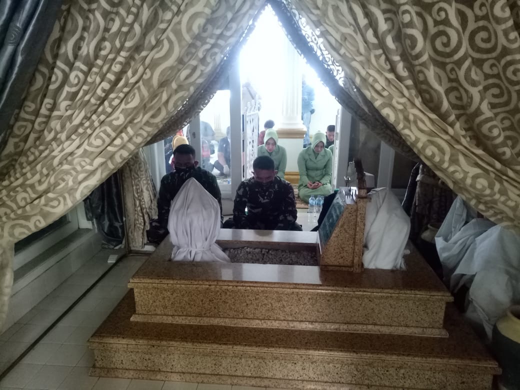 Jabat Dandim 0608/Cianjur, Letkol Kav Ricky Arinuryadi Ziarah ke Makam ...