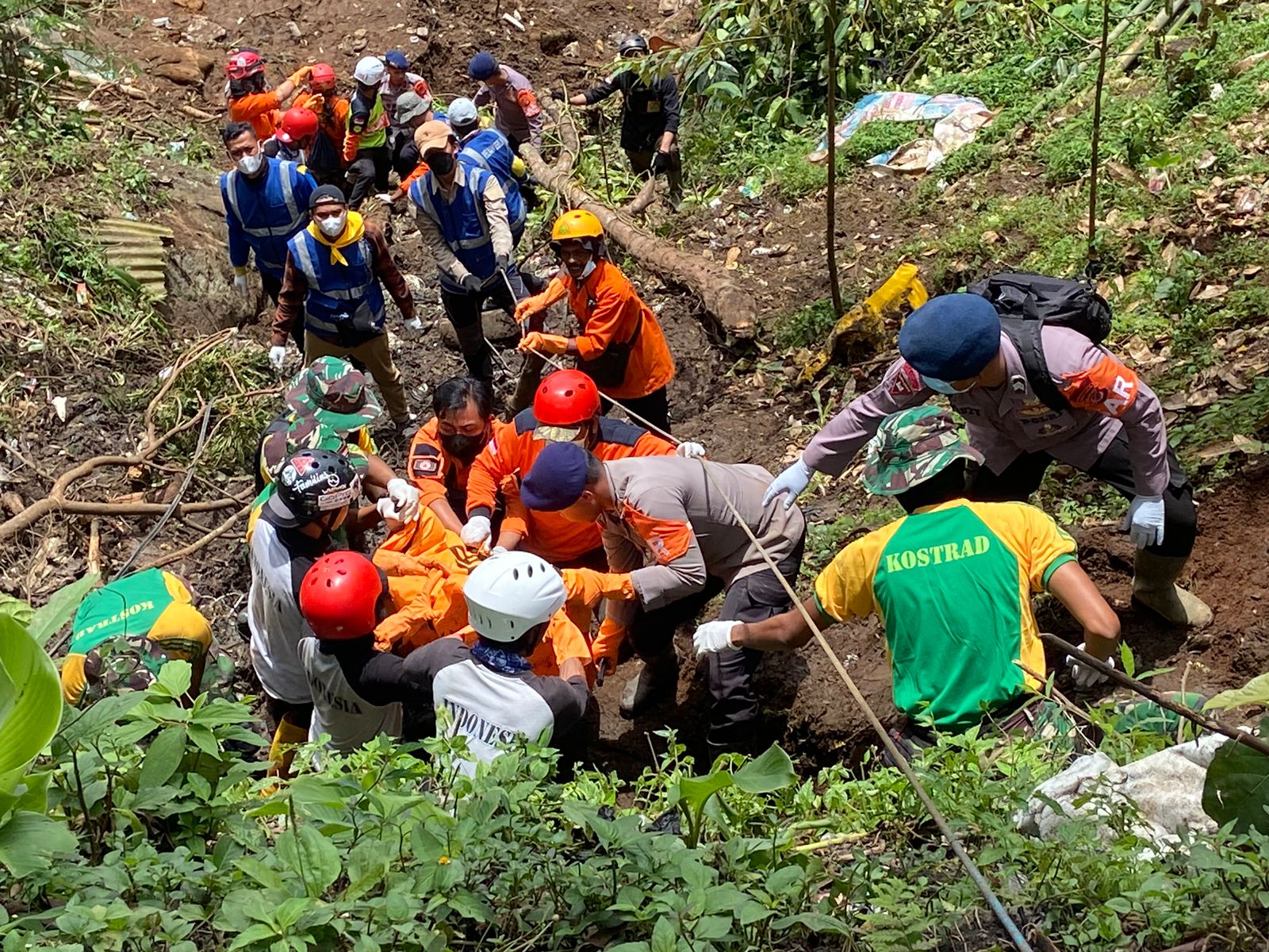 11 Jenazah Dievakuasi dari Lokasi Longsor di Cijedil Cugenang Cianjur – Cianjur Ekspres