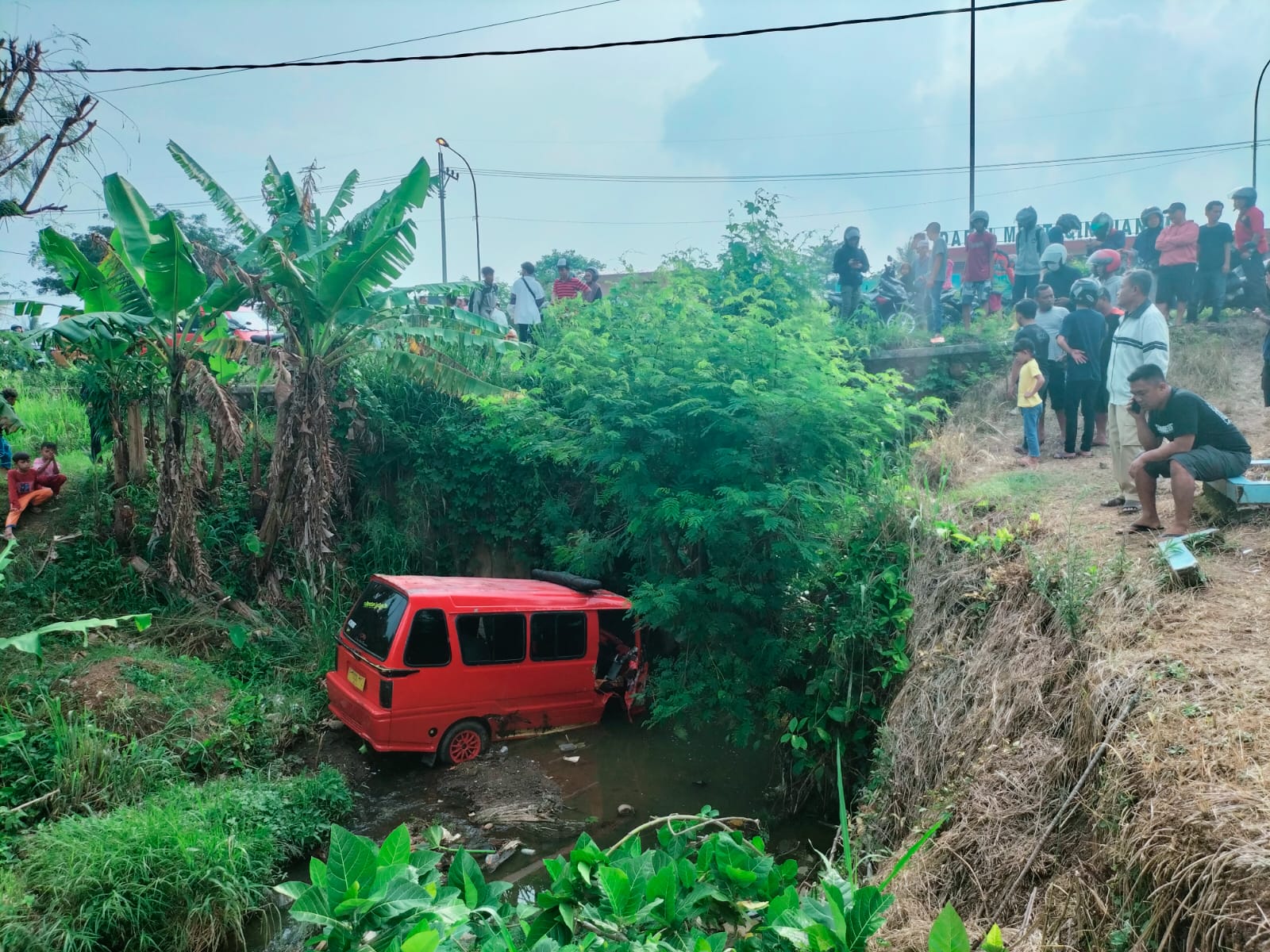 Angkot Masuk Sungai di Cianjur, Sopir dan Penumpang Luka-luka – Cianjur ...