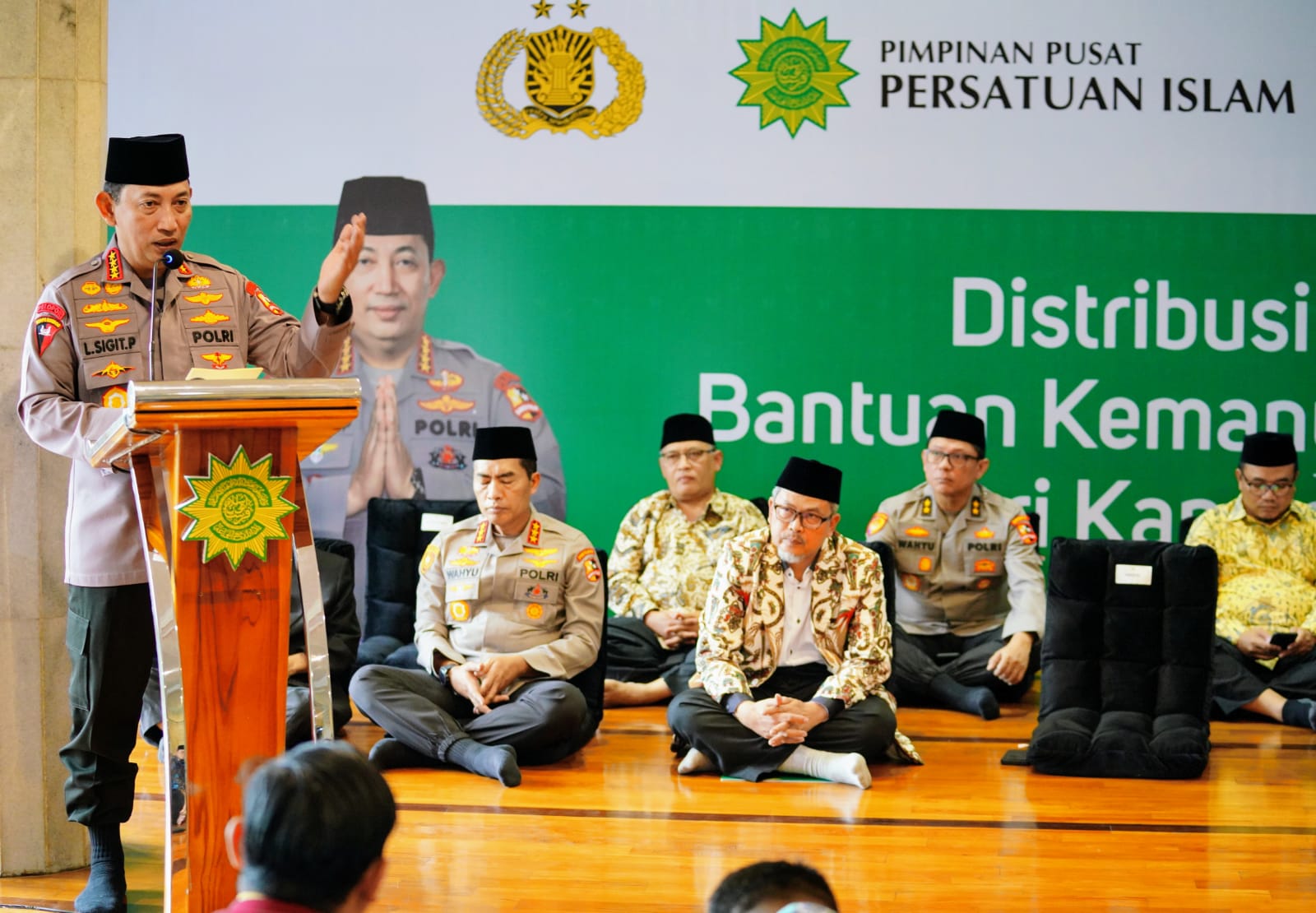 Bersama PP Persis, Kapolri Salurkan 30 Ribu Paket Sembako ke Masyarakat ...