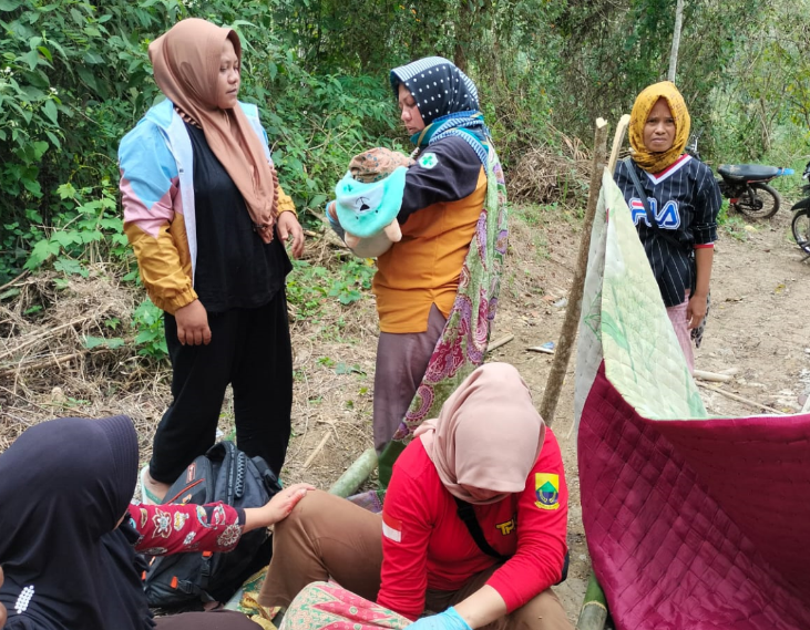 Perjuangan Dua Bidan yang Bantu Ibu Melahirkan Saat Ditandu di Pelosok Cianjur – Cianjur Ekspres