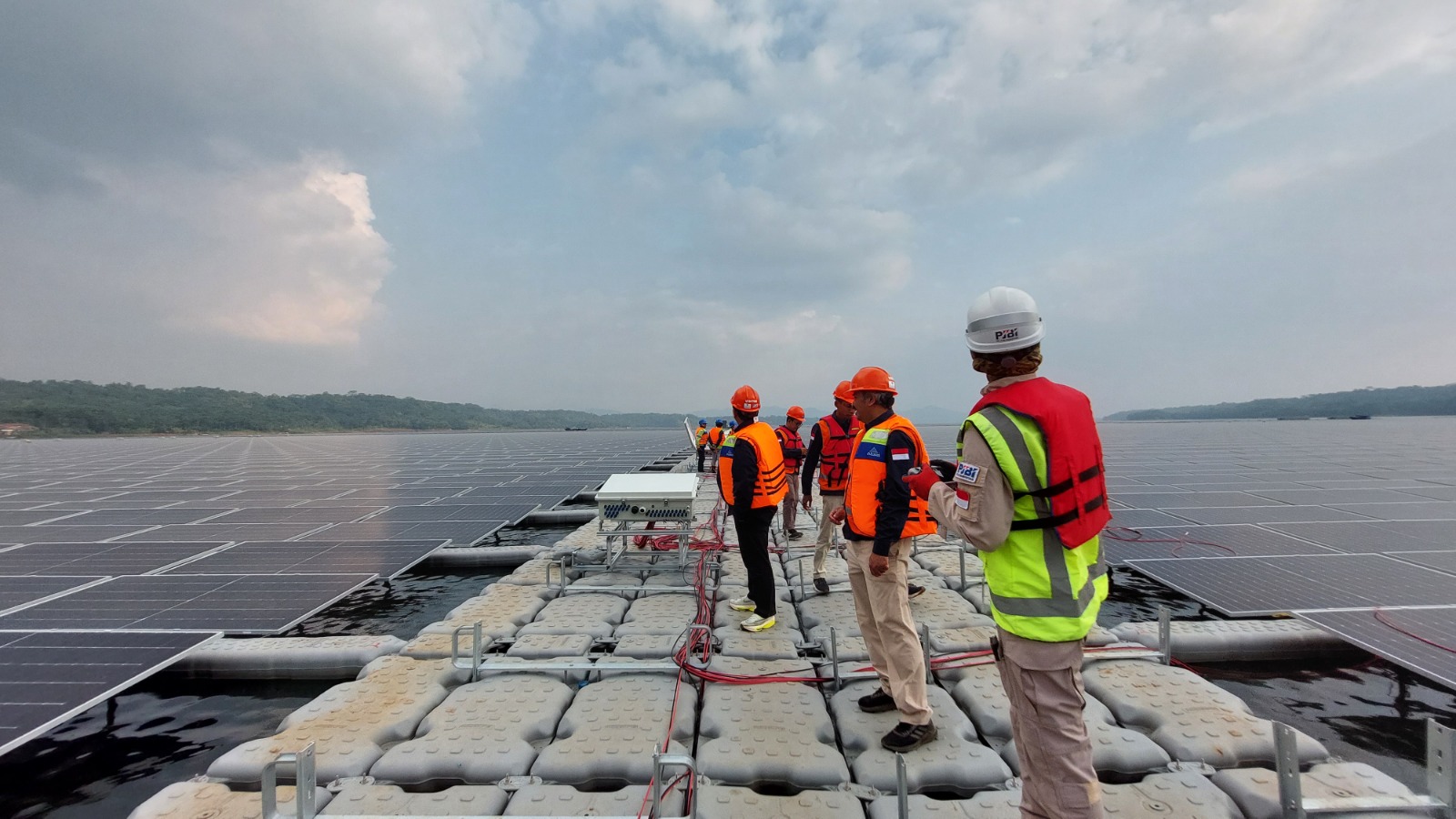 PLN dan Ditjen Ketenagalistrikan Kunjungi Proyek PLTS Apung Cirata dan ...