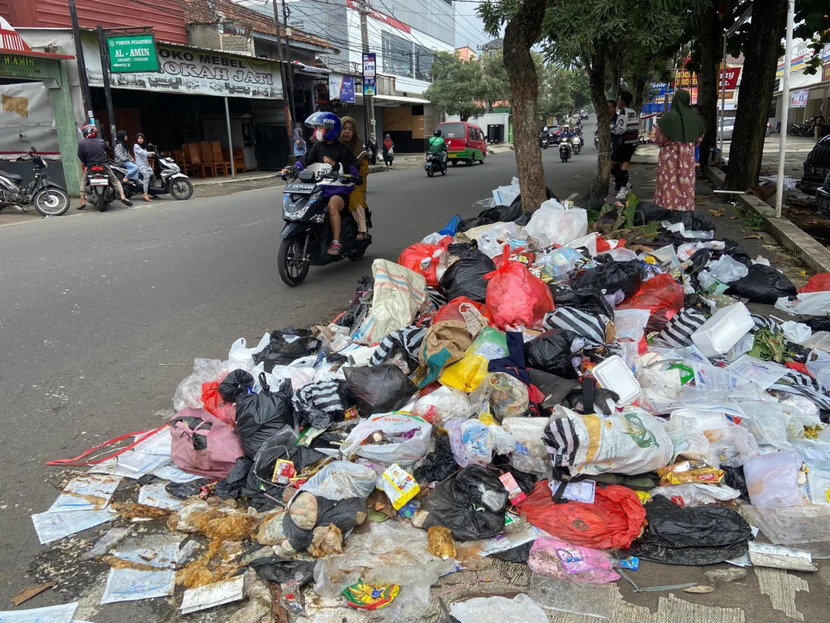 Imbas Perpindahan TPAS ke Mekarsari Cikalongkulon, Sampah Menumpuk di ...