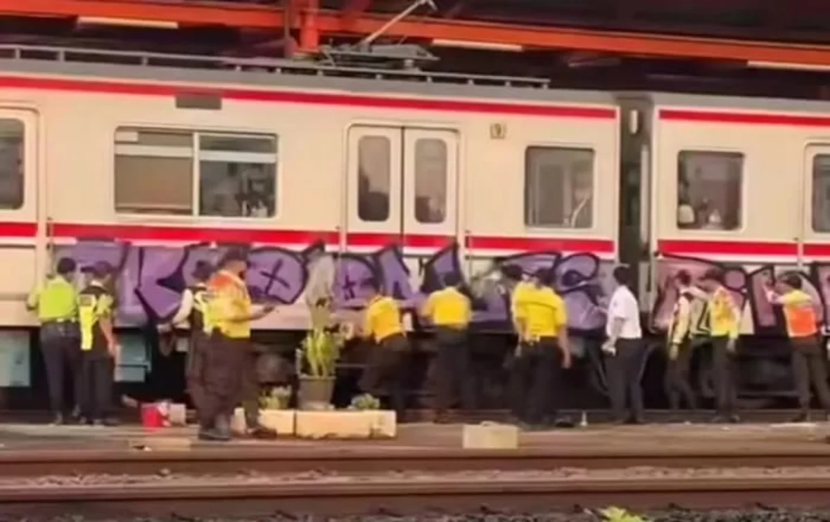 Gerbong KRL di Stasiun Cikarang Dicoret-coret: KAI Commuter Bakal ...