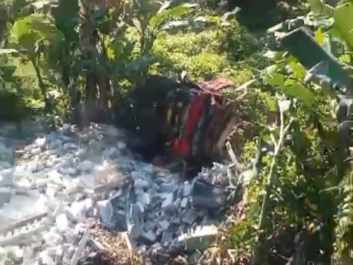 Nekat Melaju dengan Kecepatan Tinggi, Truk Bermuatan Hebel Terjun ke ...