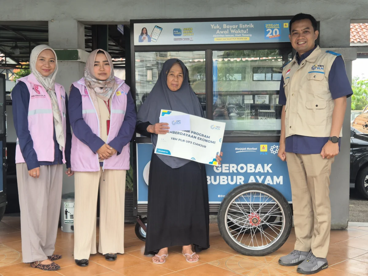 PLN Cianjur: YBM dan Srikandi PLN Berbagi Gerobak untuk Tiga Penerima Manfaat Jelang Tahun Baru ...