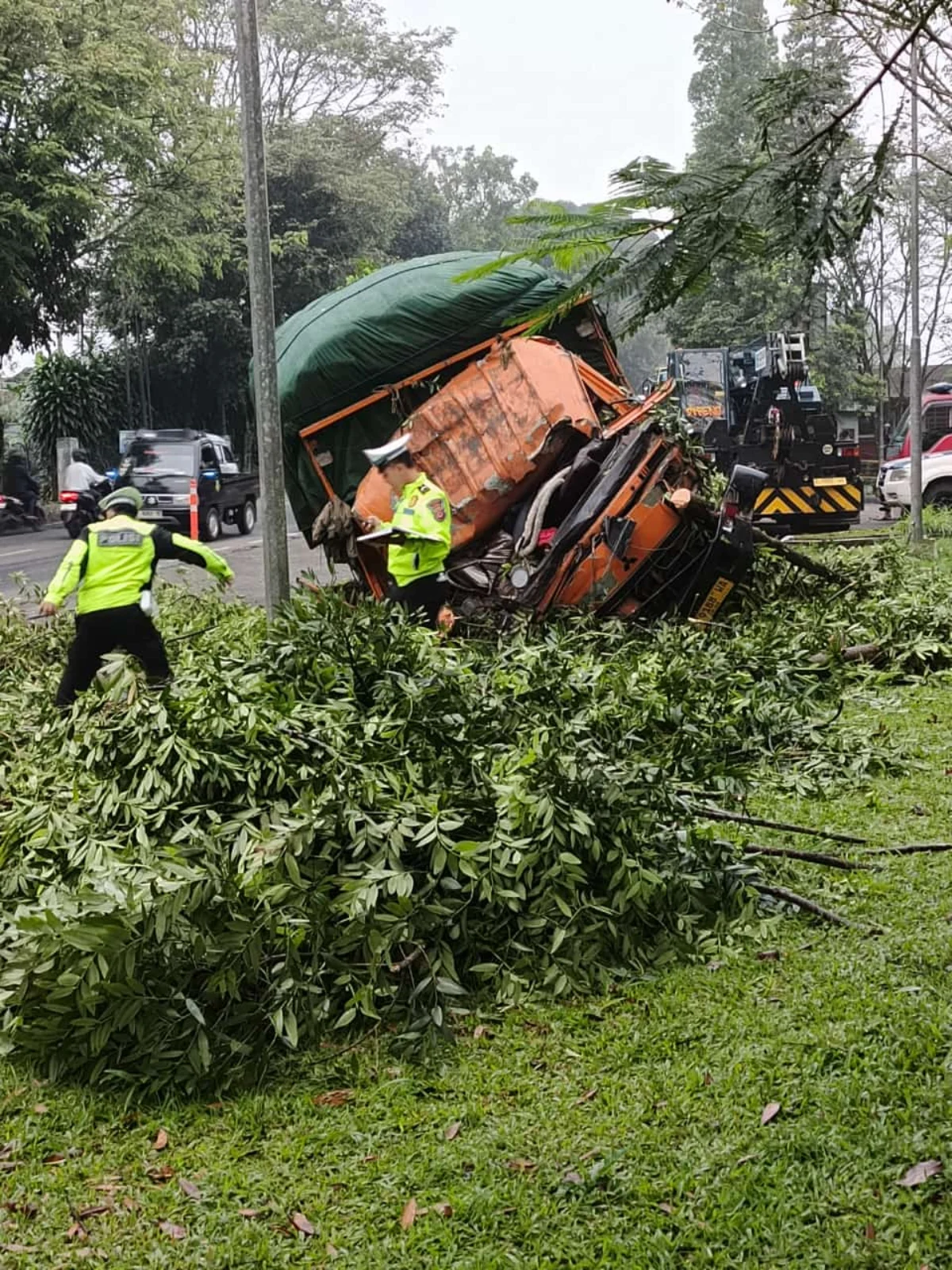 Diduga Sopir Mengantuk, Truk Fuso Tabrak Gapura dan Pohon Hingga Ringsek di Gekbrong – Cianjur ...