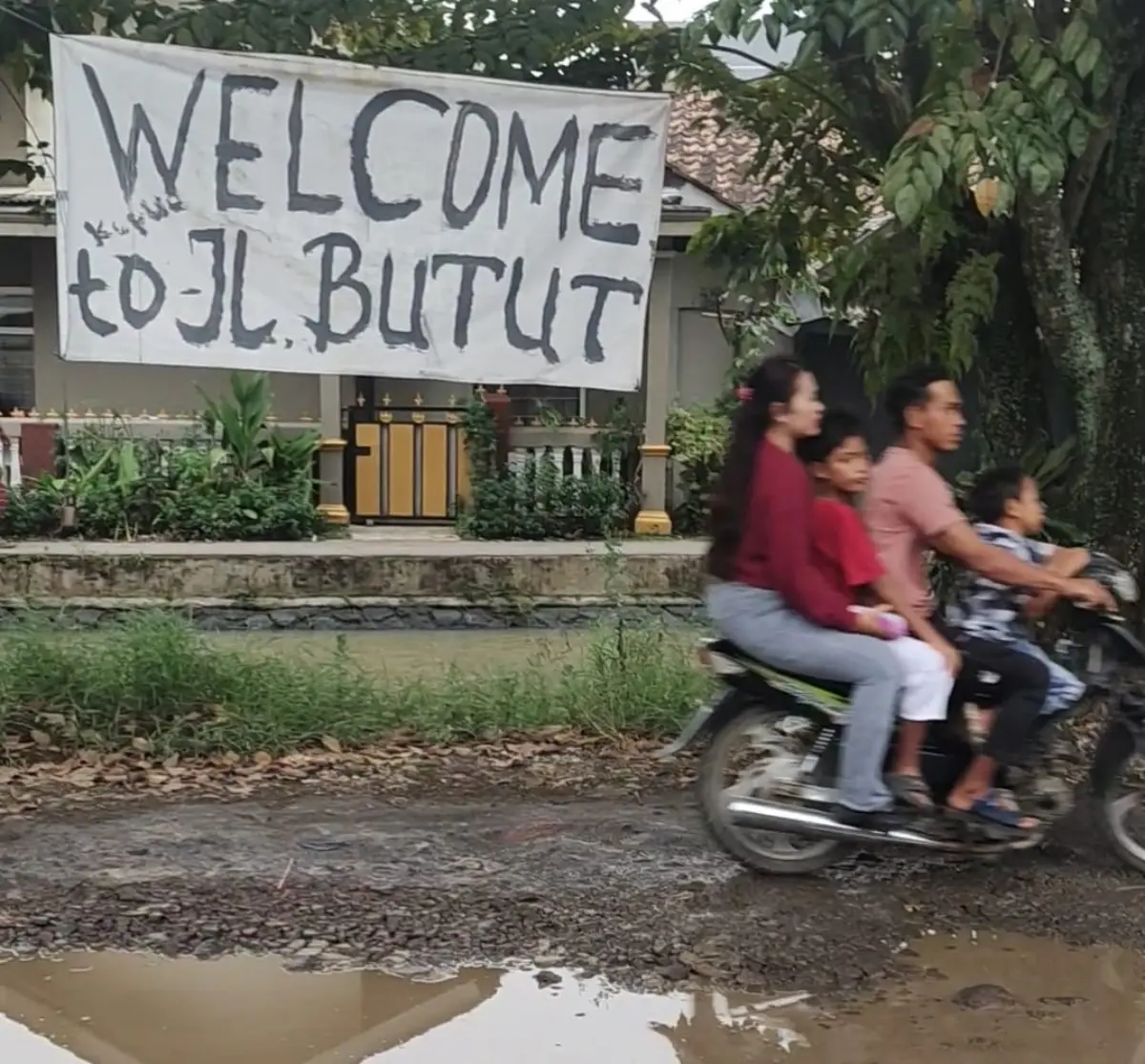 Viral Spanduk 'Welcome To Jalan Butut' di Bojongpicung Cianjur – Laman ...