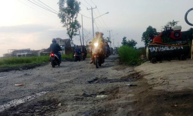 Jalan Rusak Dibiarkan Bertahun-tahun – jabarekspres.com