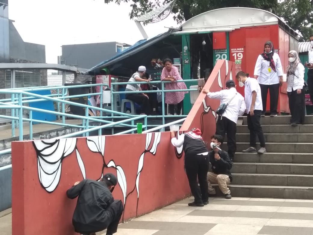 Upaya Aktivasi Teras Cihampelas, Pemkot Bandung Buat Mural Pada Bangku ...
