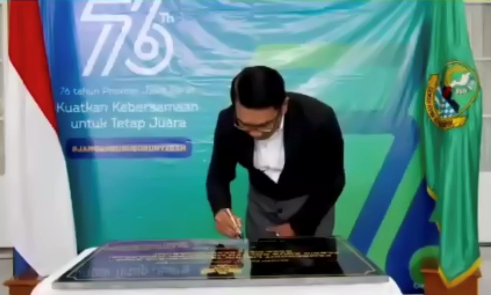 Gubernur Jabar Resmikan PLTS Atap Pabrik Milik Danone-AQUA ...