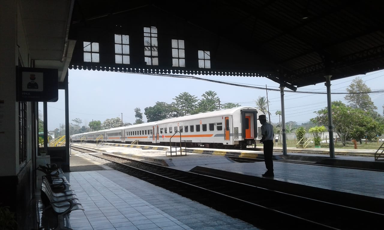 Stasiun Kereta Api Cibatu Garut Sudah Buka, Tapi Masih Sepi Penumpang ...