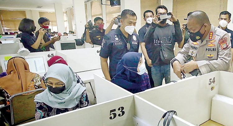 Markas Pinjol Ilegal di Pulau Reklamasi Kena Gerebek, 99 Orang ...
