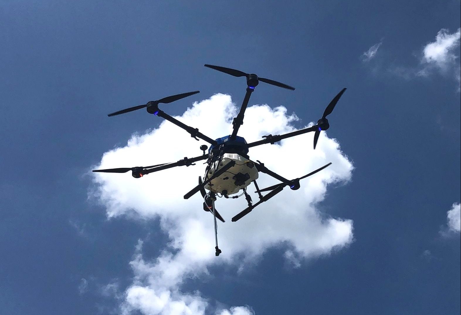 Pertama di Dunia! Drone Aviro D16 Keluaran Avirtech Mampu Basmi Hama – jabarekspres.com