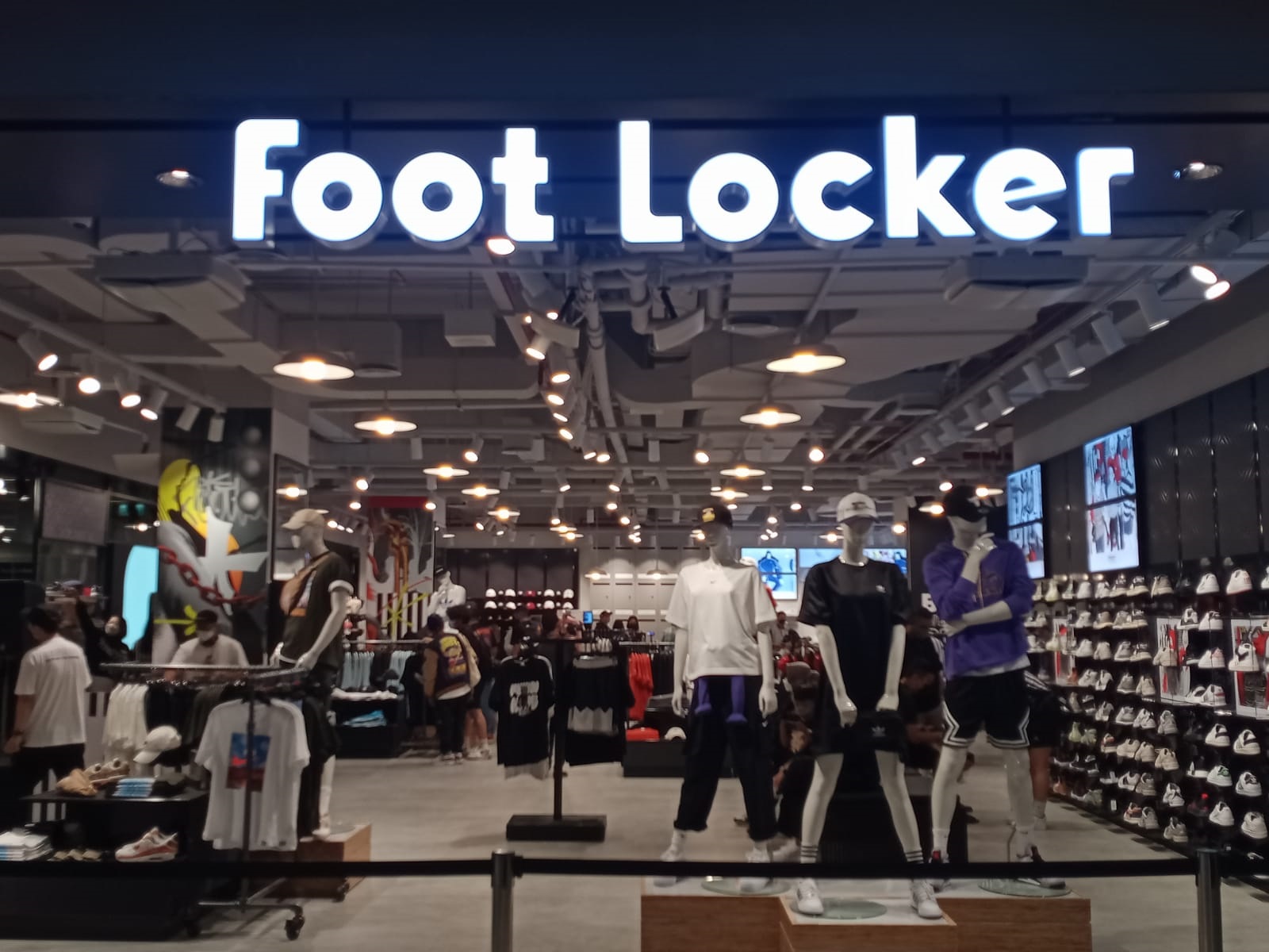 Memperkuat Kehadirannya di Indonesia, Foot Locker Membuka Gerai ...