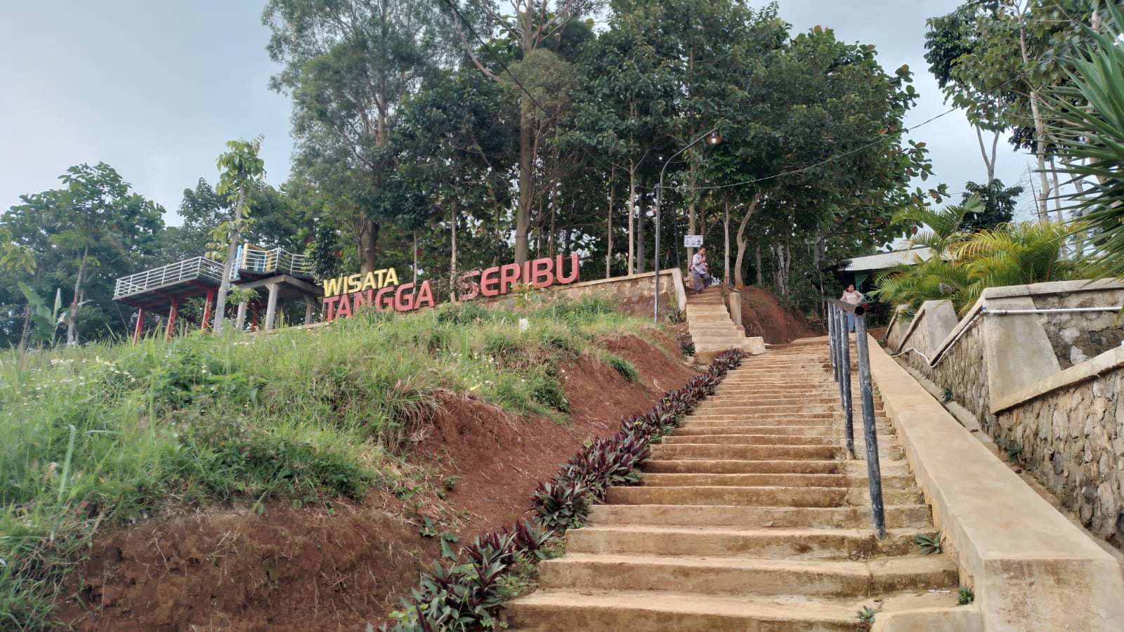 Tangga Seribu di Desa Cibiru Wetan Bandung, Tanah Carik Disulap Jadi ...