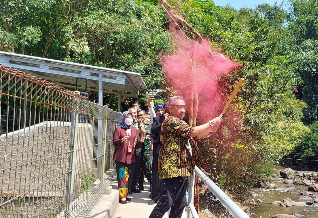 10 Tahun Berjembatan Bambu, Pemkot Resmikan Jembatan Permanen Cika Cika ...