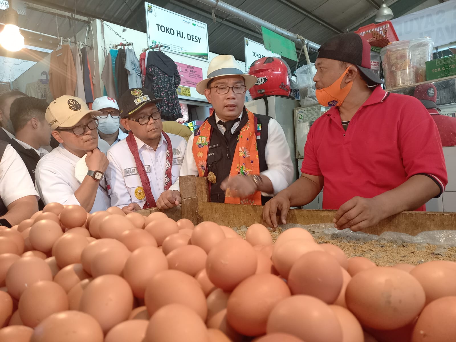 Tinjau Pasar Tradisional Sukatani Depok, Ridwan Kamil Kampanyekan ...