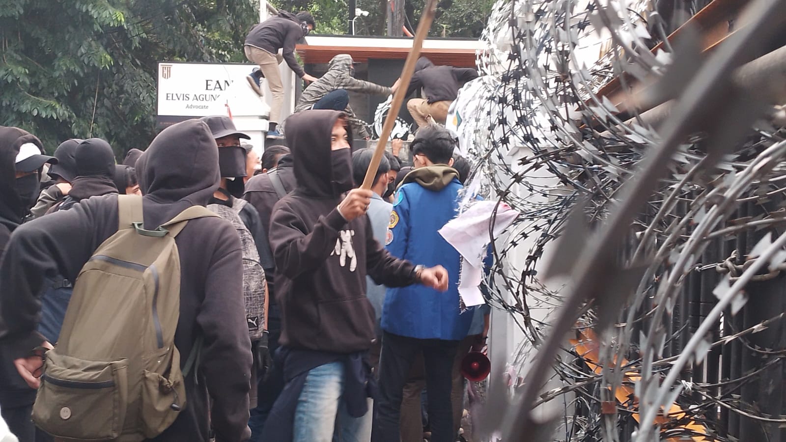 Demo Mahasiswa di Bandung Berakhir Ricuh, Polisi Kejar hingga Seret ...