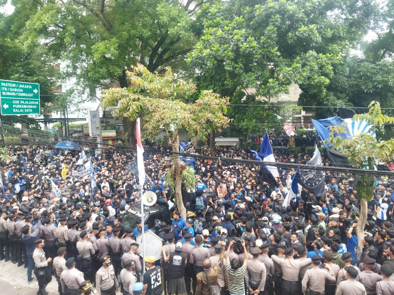 Ribuan Bobotoh Geruduk Graha Persib Bandung – jabarekspres.com