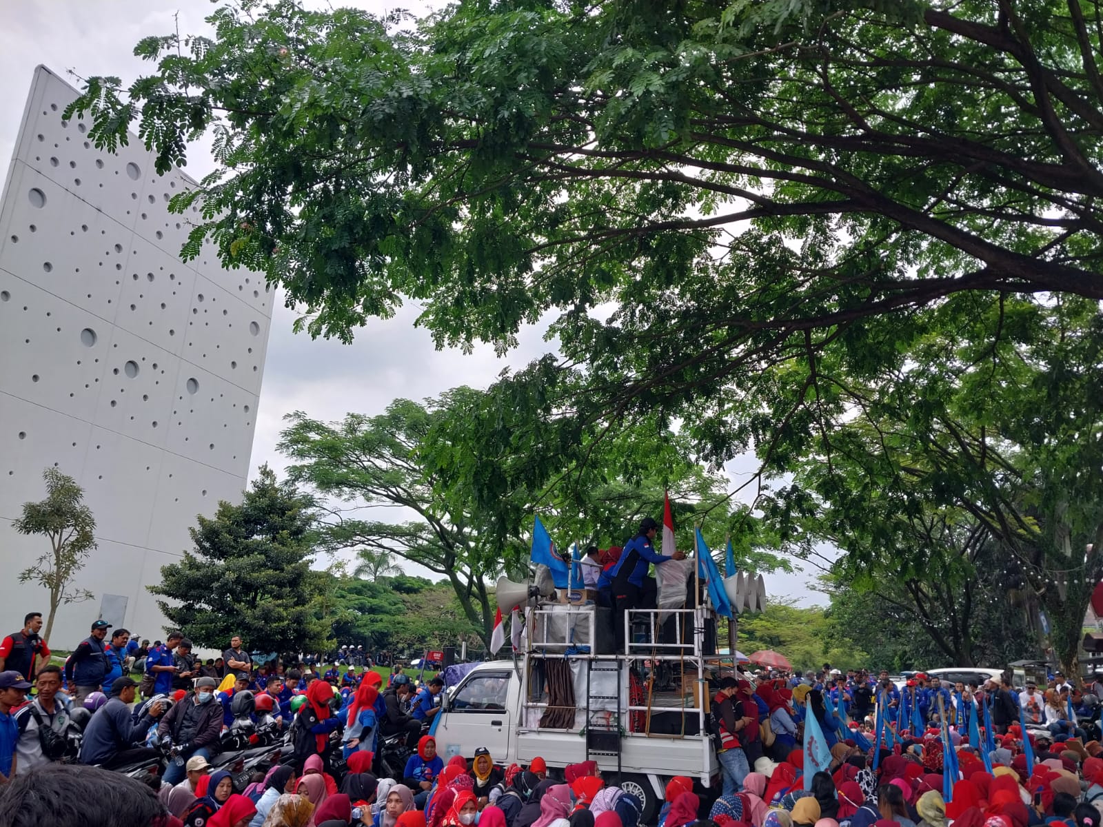 Dinilai PHK Ribuan Pekerja secara Sepihak, PT Masterindo Jaya Abadi ...