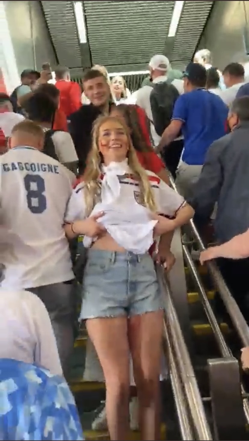 A Female Football Fan From England Flashes Boobs – jabarekspres.com