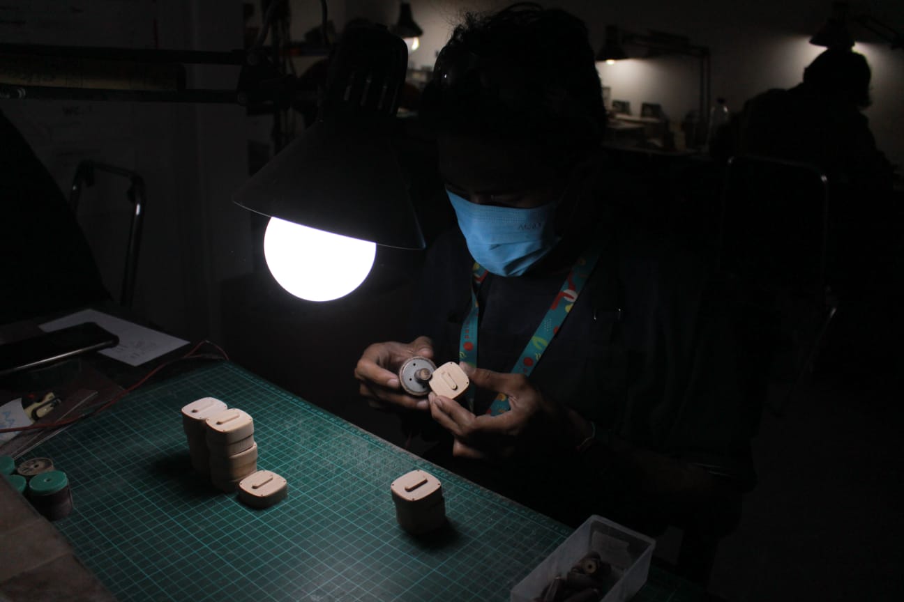 Jam Tangan Kayu dari UMKM Kota Bandung Jadi Salah Satu Merchandise ...