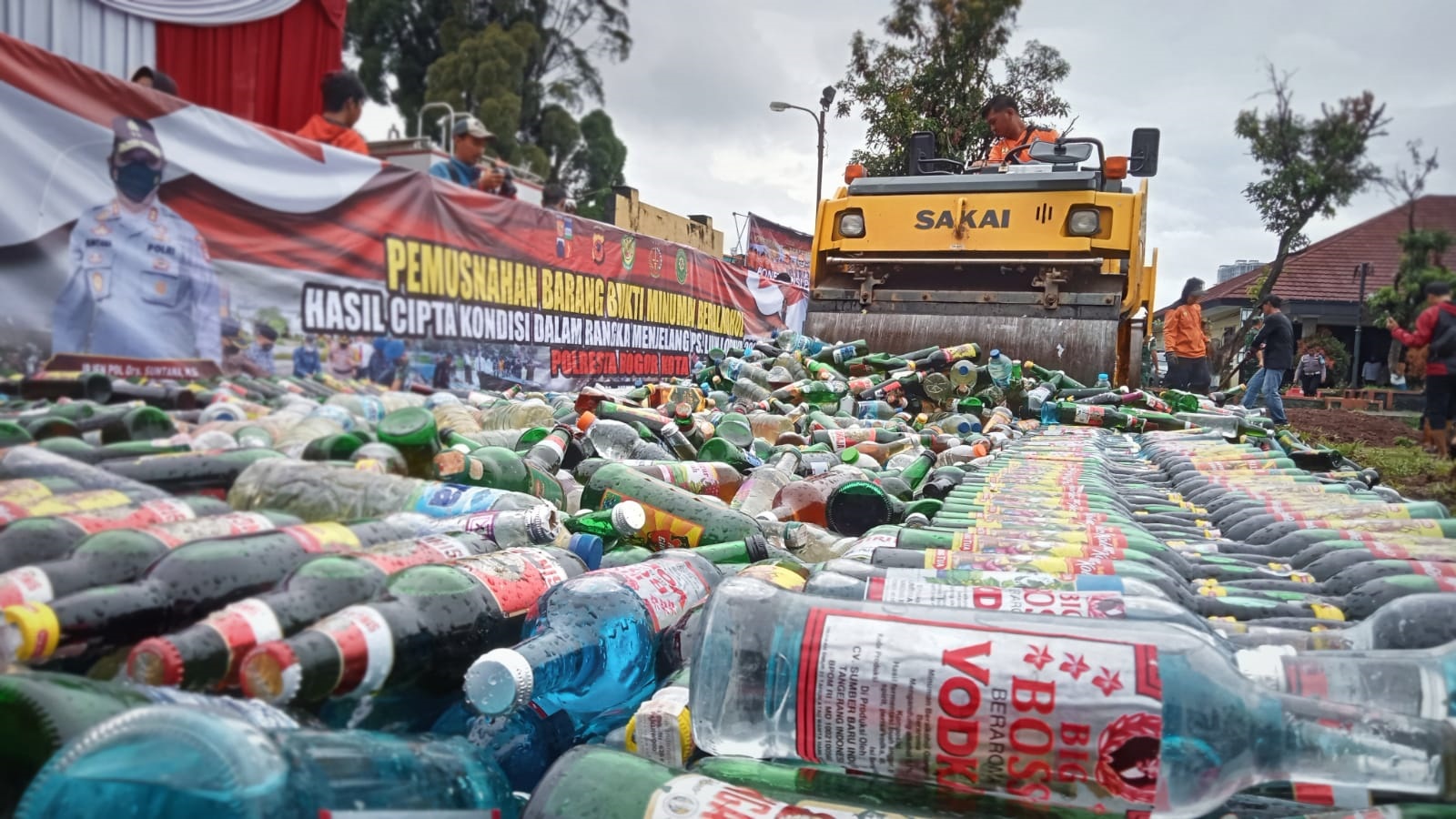 22 Ribu Botol Miras Vodka hingga Tuak Digilas Stum, Kapolresta Bogor: Alkohol Sumber Masalah ...
