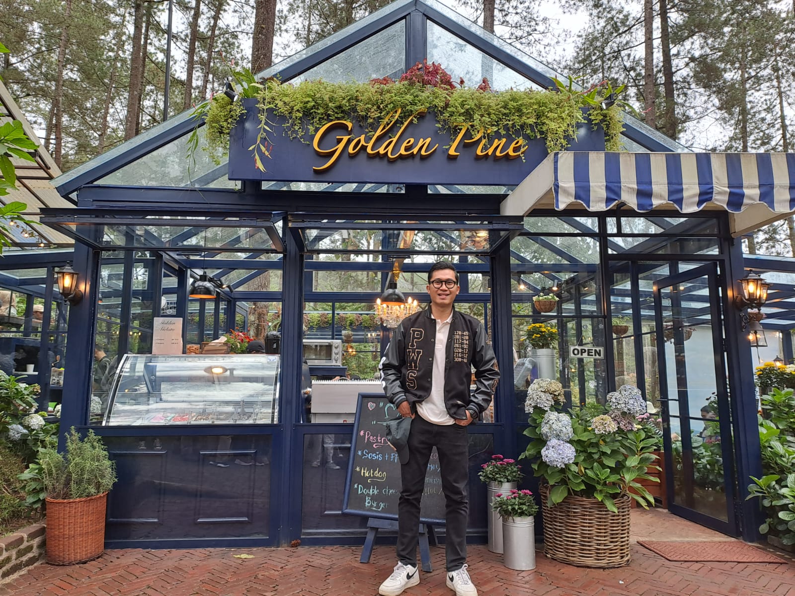 Golden Pine, Nge-teh Cantik ala Eropa di Tengah Hutan Pinus Orchid ...