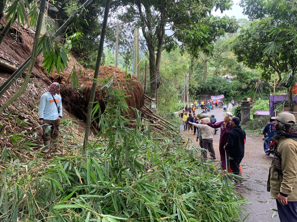 Longsor di Curug Pelangi Cimahi, Gumpalan Pohon Bambu Tutupi Jalan Kolen Masturi – jabarekspres.com
