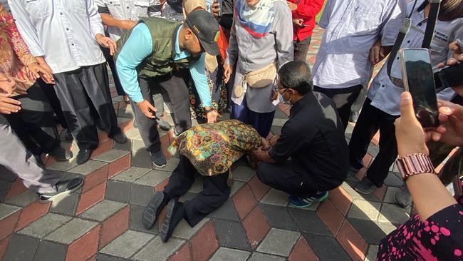 Mensos Risma Sujud di Kaki Guru SLB, Begini Kronologinya – jabarekspres.com