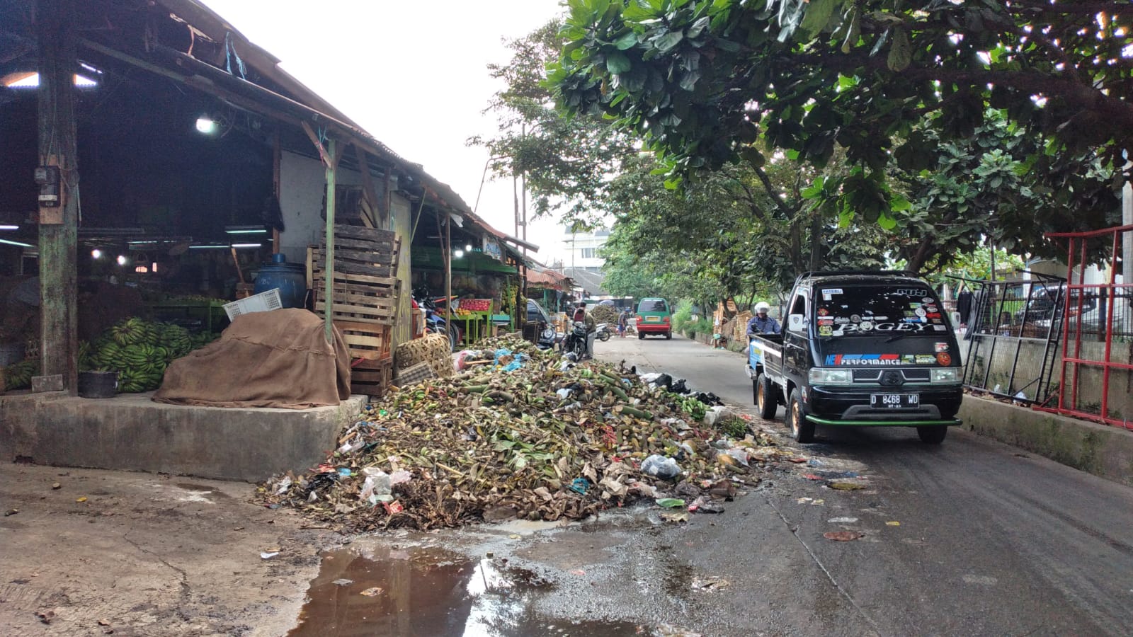 Hampir Dua Bulan, Sampah Menggunung di Pasar Gedebage Tak Terangkut – jabarekspres.com