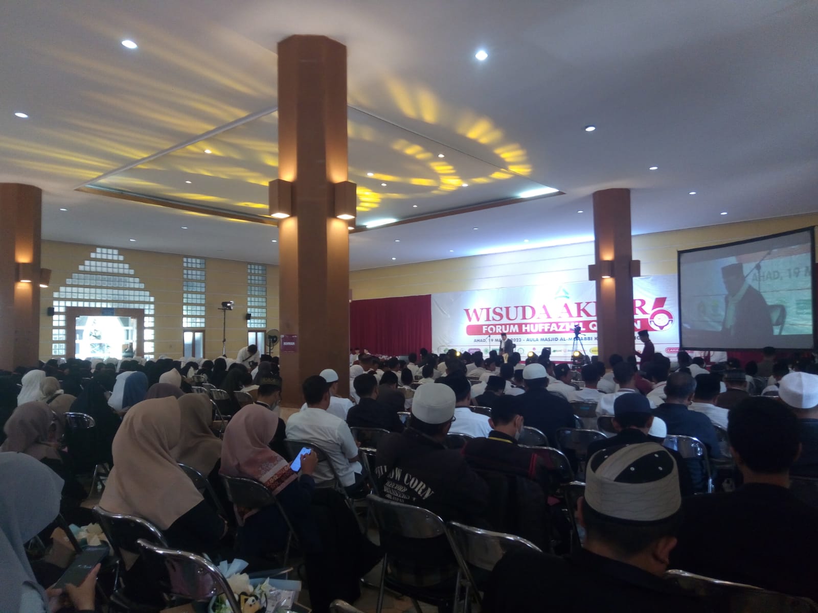 265 Santri Tahfidz di Wisuda Akbar Hafidz Quran FHQ Jabar – jabarekspres.com