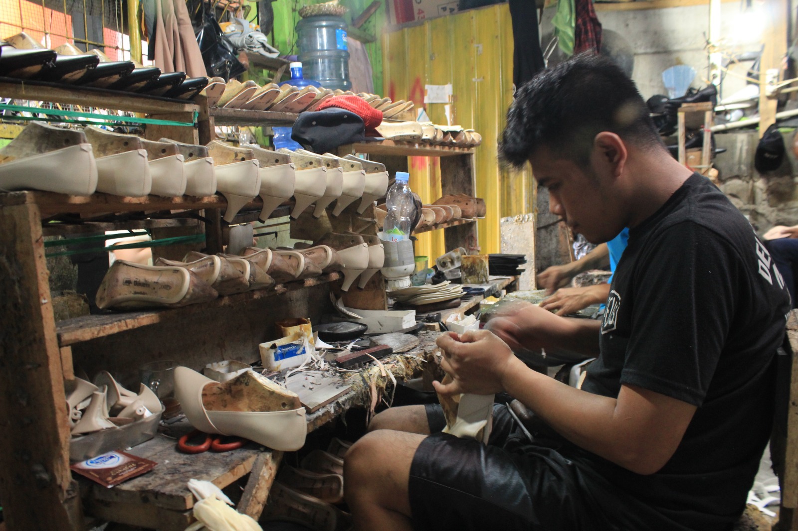 Perajin Sepatu Cibaduyut Andalkan Sistem Maklun, Kurang Modal dan ...