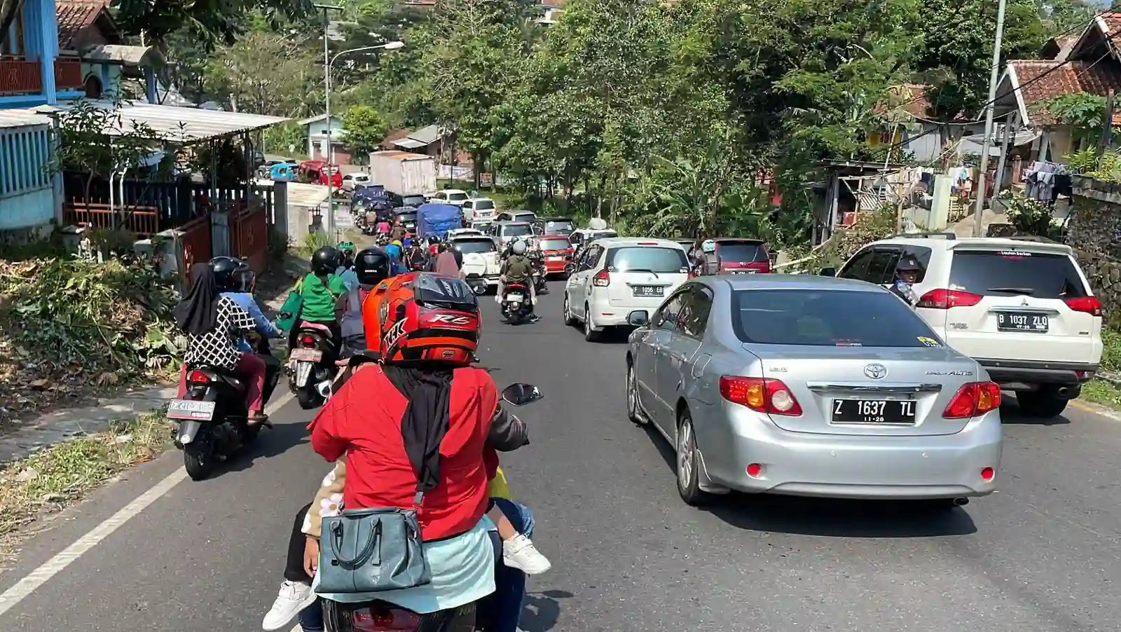 H-3 Jelang Lebaran 2023, Kawasan Nagreg Didominasi Kendaraan Roda Dua ...