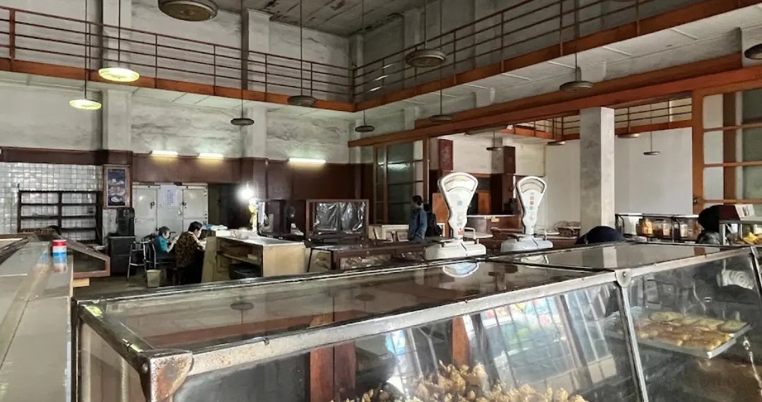 Rekomendasi Kuliner Bandung yang Legendaris, Toko Sumber Hidangan ...