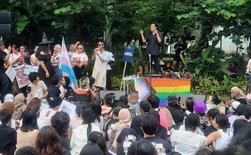 Sekelompok Anak Muda Membentangkan Bendera Pelangi LGBT di Dekat Monas ...