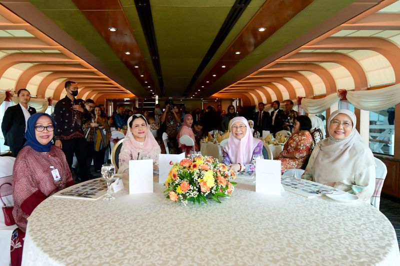 Indonesian First Lady and Malaysian PM’s Wife Tour Putrajaya Lake ...