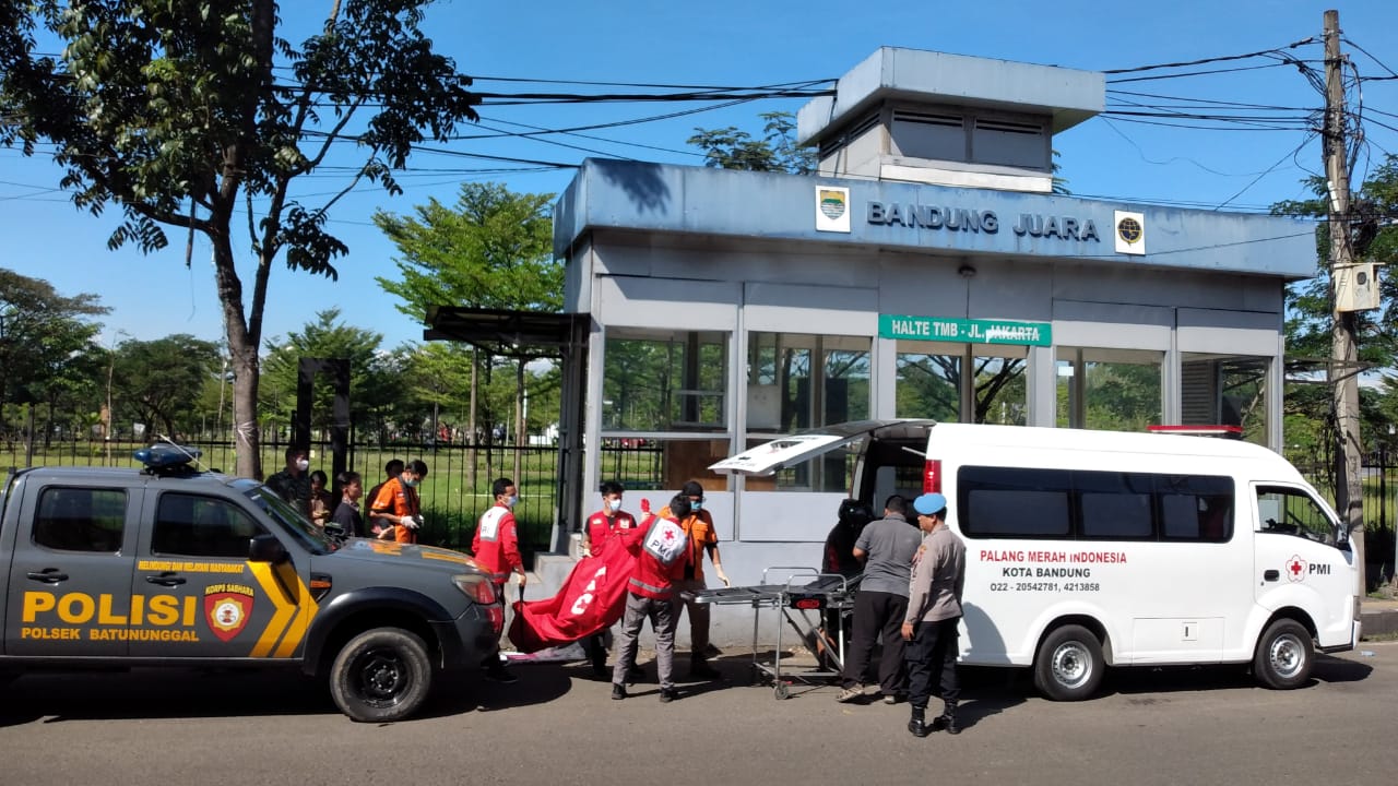 Breaking News! Pria Tanpa Identitas Ditemukan Tewas di Halte Kiara ...