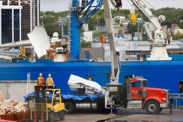 Puing-Puing Kapal Selam Titan diangkut: Ada Potongan Tubuh Diduga Sisa ...