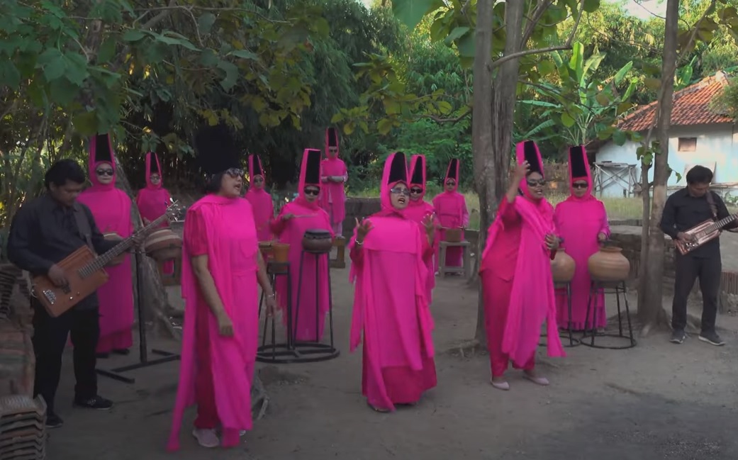 Unik! Grup Musik Ibu Ibu Mother Bank di Jatiwangi Punya Album ‘Tanggung ...