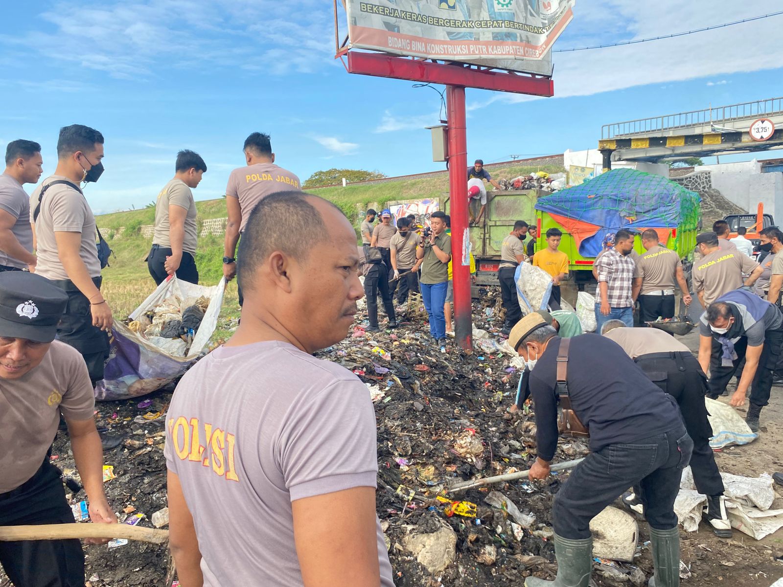 Polresta Cirebon dan Warga Gotong Royong Bersihkan Gunungan Sampah di Desa Mertapada Wetan ...