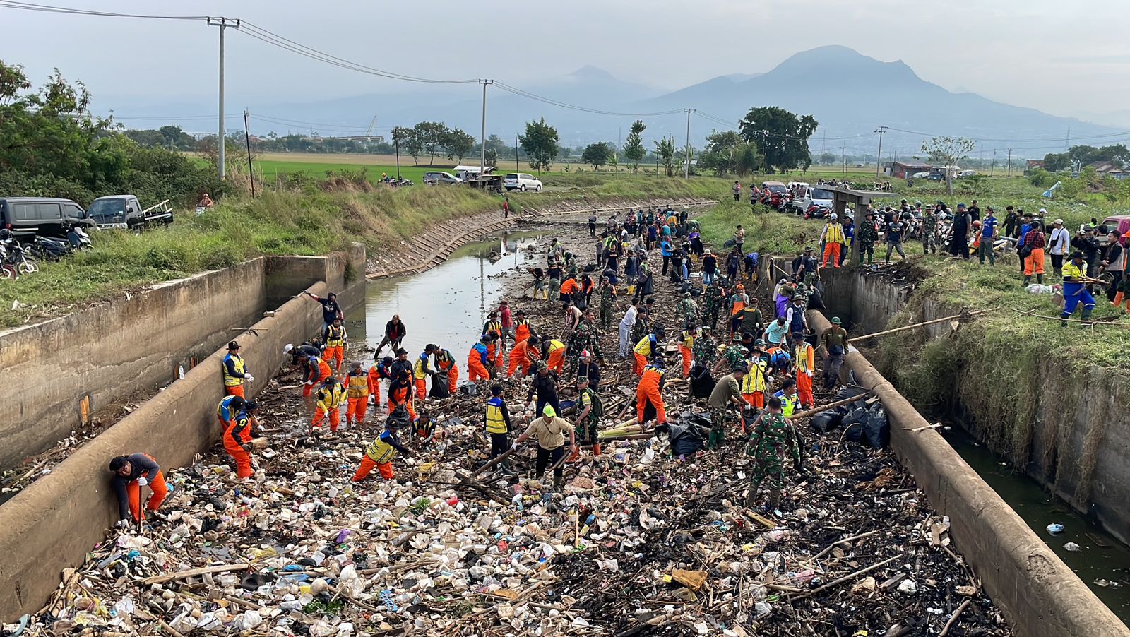 Bersihkan Sampah di Sungai Cikeruh, Aksi Nyata Pandawara Group Bersama ...