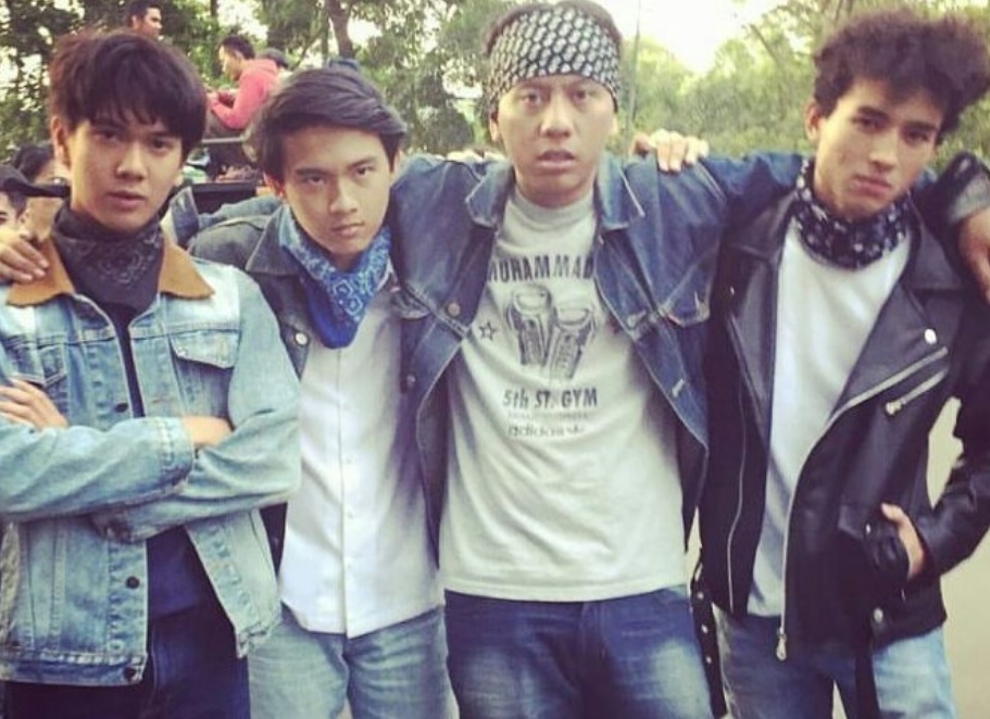 7 Ide Baju dan Celana Tahun 90an Pria dan Wanita untuk Karnaval 17 ...