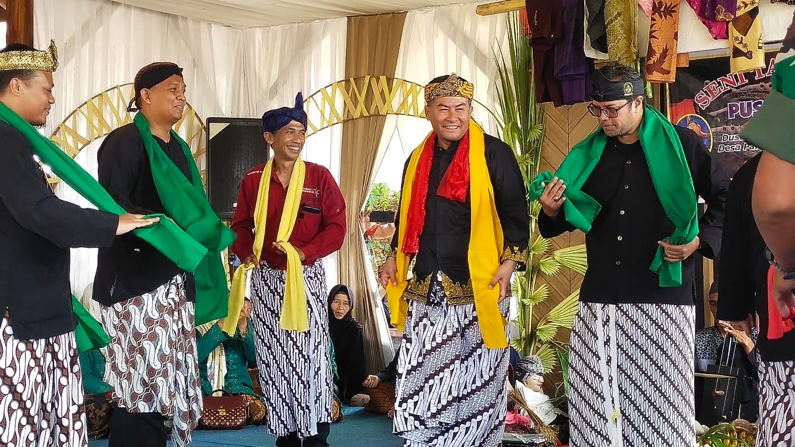 Buka Acara Ritual Ngalaksa di Sumedang, Wabup Erwan Setiawan Turut ...