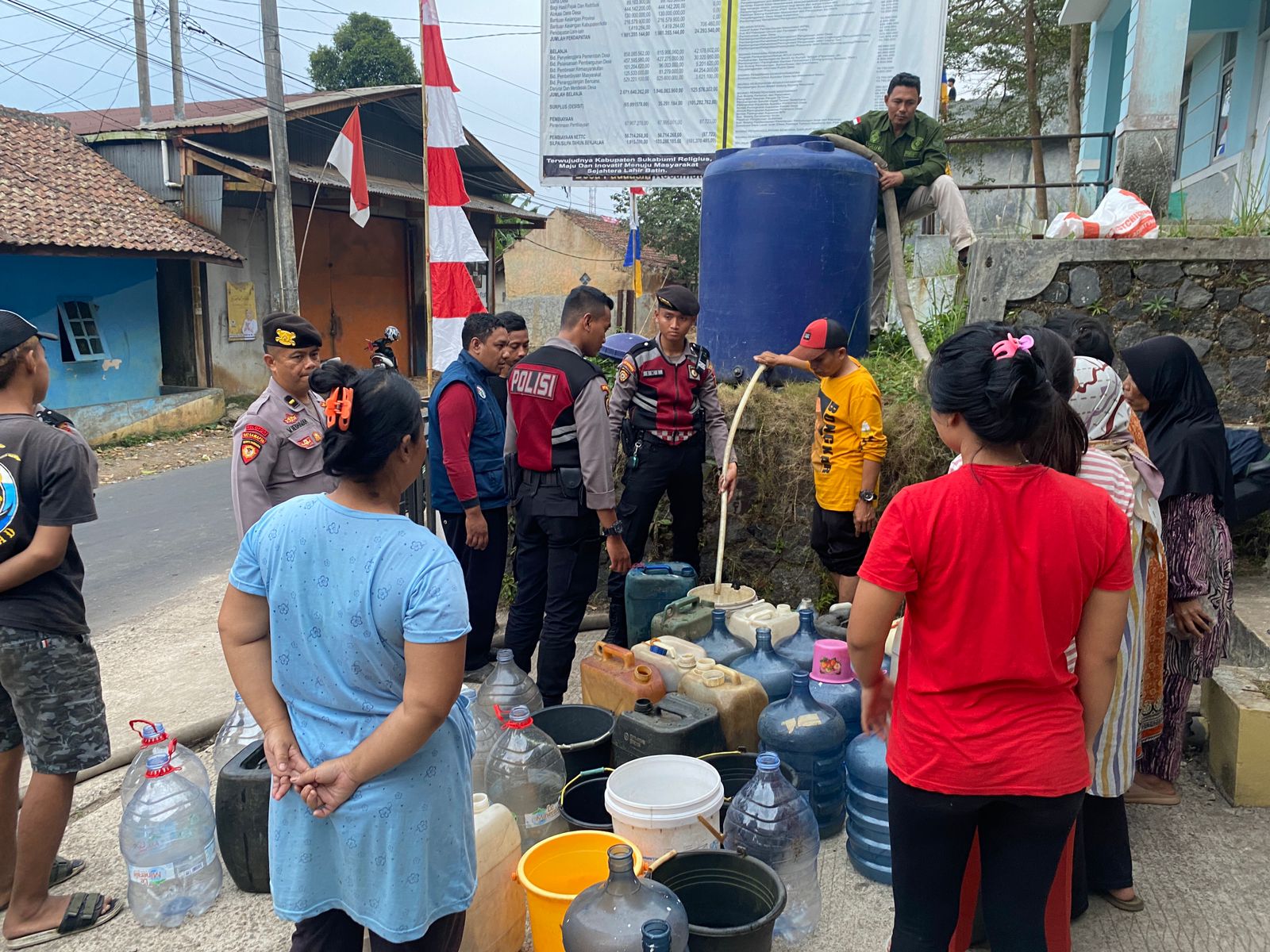 Polres Sukabumi Kota Gelontorkan Bantuan Air Bersih Ribuan Liter untuk Warga Terdampak ...