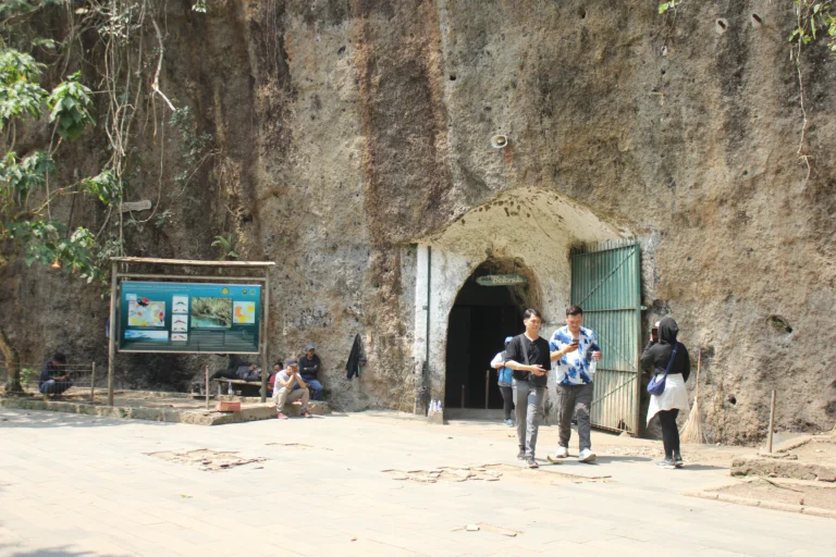 Mengenal Sejarah Goa Belanda: Wisata nan Sohor di Tahura Bandung ...