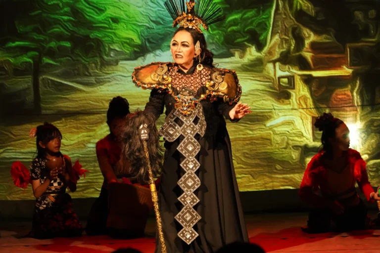 Teater Keliling Pentaskan Calon Arang, Cerita Rakyat Bali dalam Bentuk ...