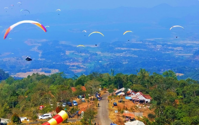 Keindahan Alam Sumedang Hipnotis Para Atlet Paralayang – jabarekspres.com