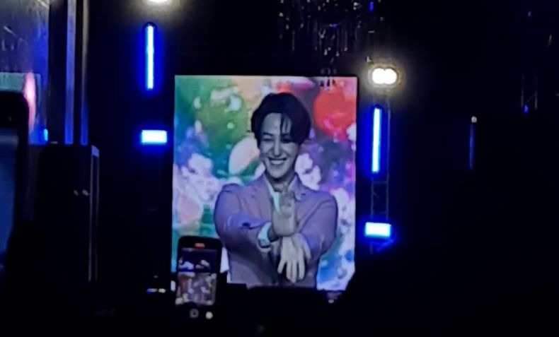 Lucu! Kim Bum Bawakan Koreografi Flower Jisoo BLACKPINK di Acara Jumpa ...